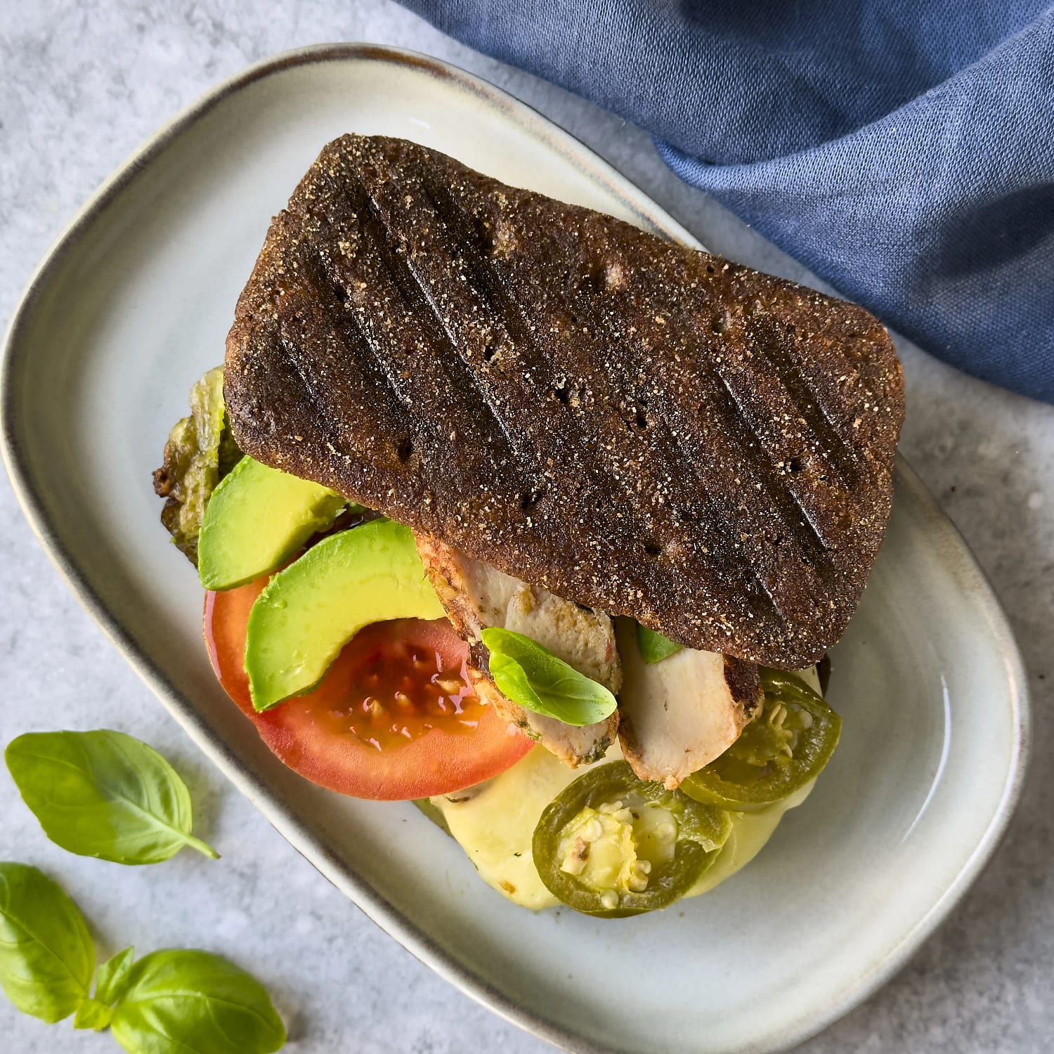 Matig macka med kyckling, avokado och mozzarella | Recept ICA.se