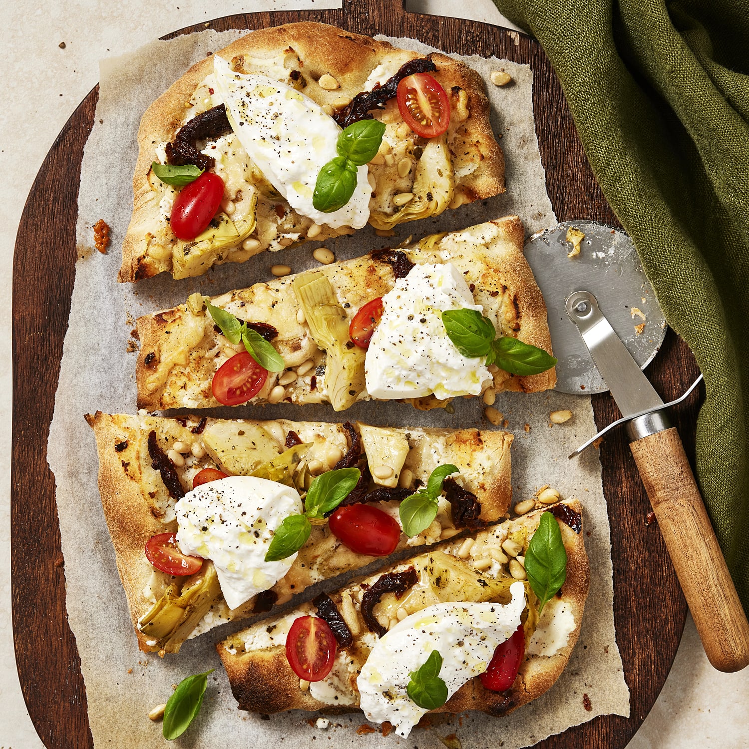 Pinsa bianco med kronärtskocka, soltorkade tomater och burrata | Recept ...