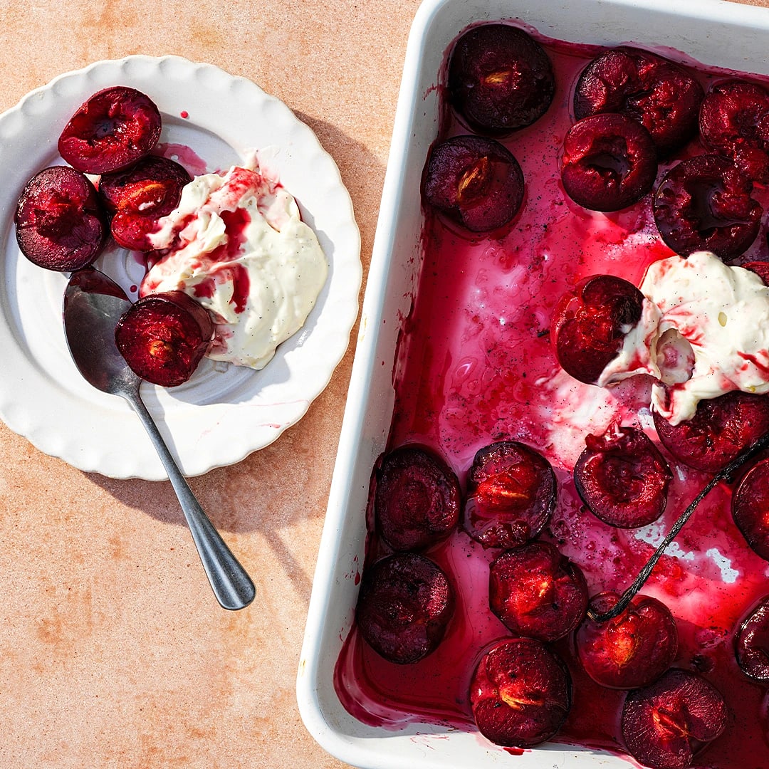 Vaniljbakade plommon med mascarponekräm | Recept ICA.se
