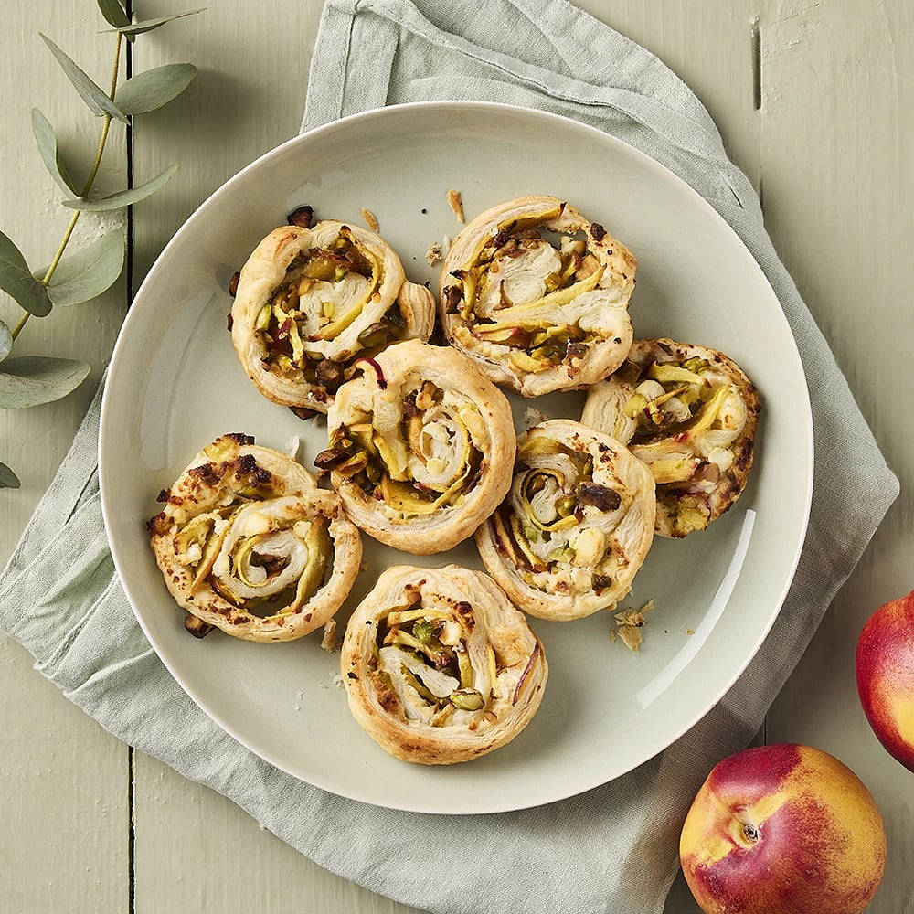 Smördegssnurror med nektarin, honung och fetaost | Recept ICA.se