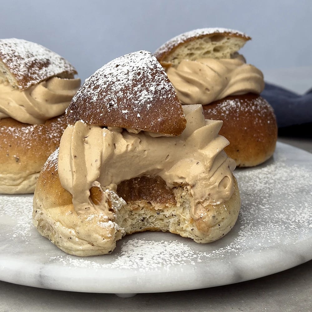 Semlor med chokladfyllning och chokladgrädde | Recept ICA.se