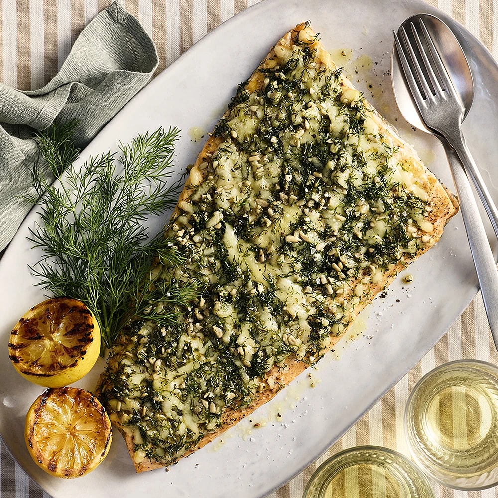 Grillad laxfilé med frasig topping | Recept ICA.se