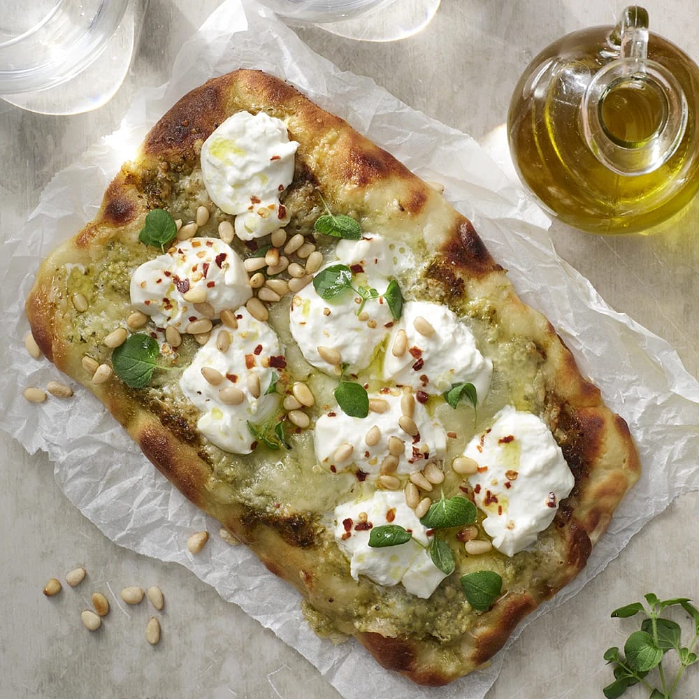 Minipinsa med pesto, burrata och pinjenötter | Recept ICA.se