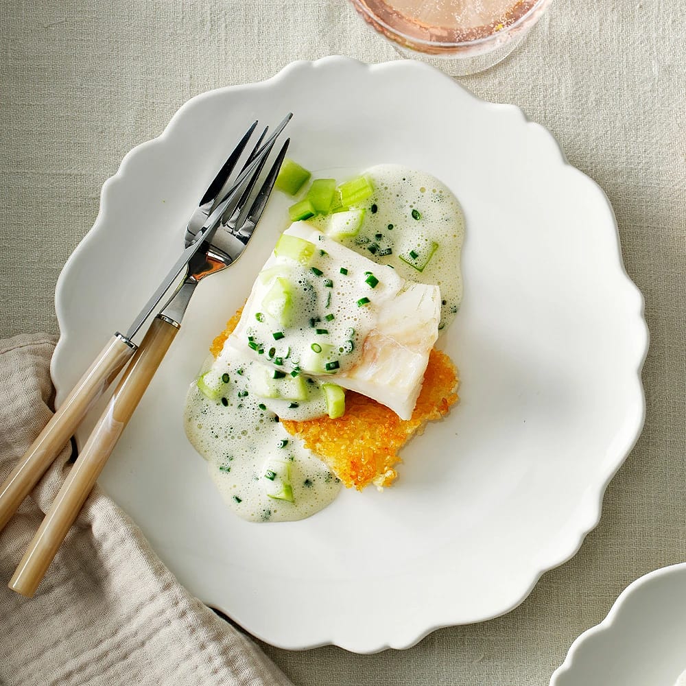 Torsk med ostronsmörsås, krispigt ris och syrlig gurka | Recept ICA.se