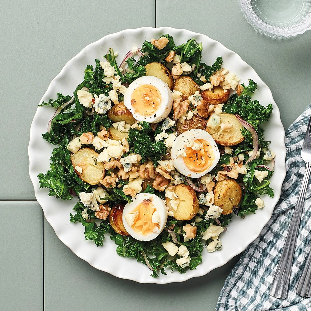 Matig sallad med honungsrostad potatis, grönkål och ädelost | Recept ICA.se