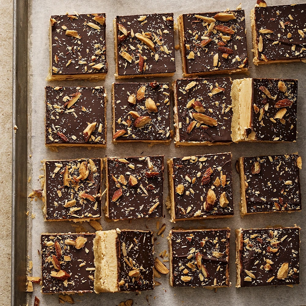 Biskvi i långpanna med kola och salta mandlar | Recept ICA.se