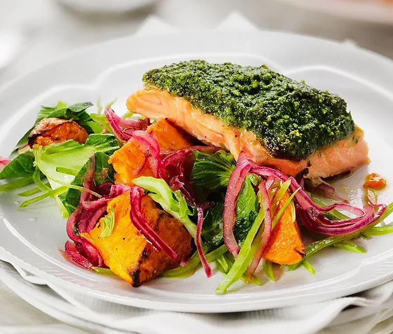 Ugnsbakad lax med pumpafrö och råstekt pumpa | Recept ICA.se