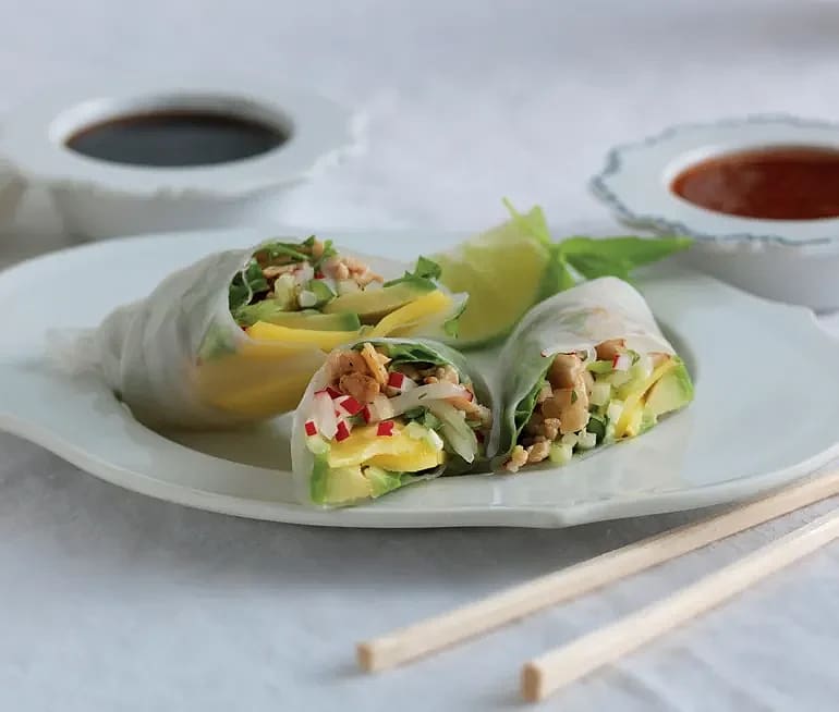 Asiatiska kycklingrullar i rispapper | Recept ICA.se