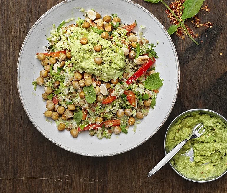 Matvete med blomkål, mynta, rostade kikärter, mandel och avokado ...