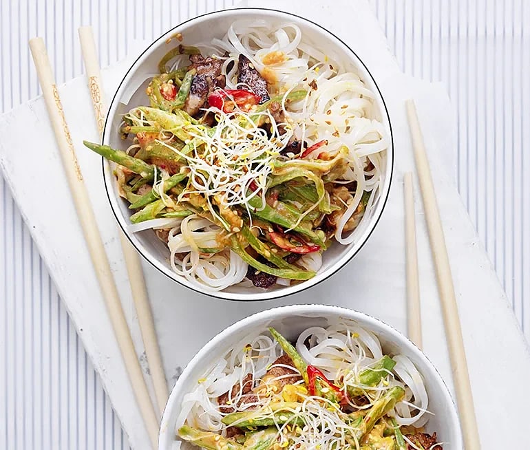 Risnudlar med jordnötsdressing och lövbiff | Recept ICA.se