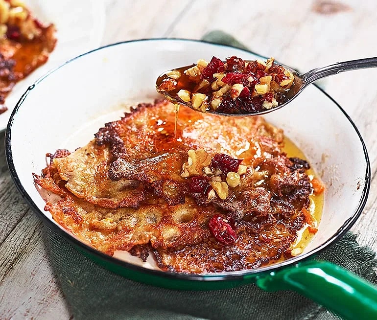 Sötpotatispannkakor med kanel och tranbär-nötsirap | Recept ICA.se