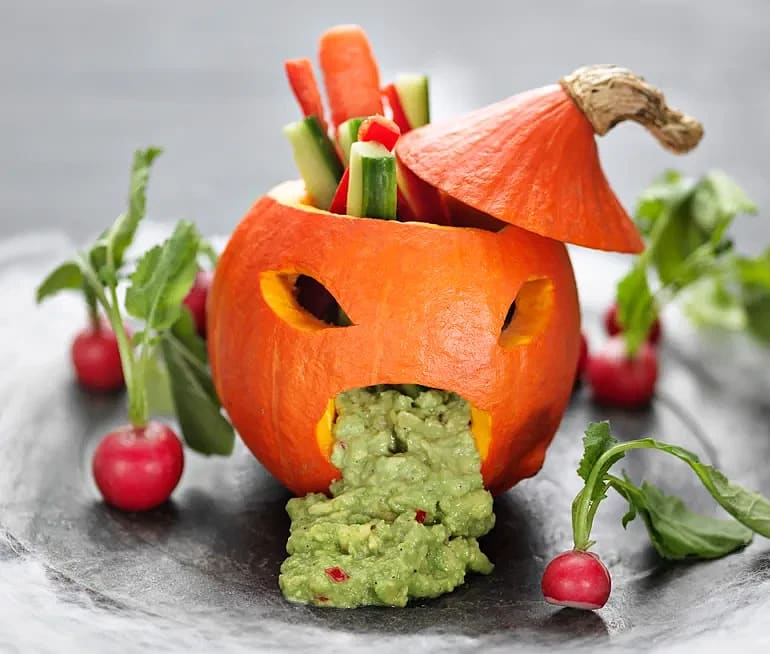 Pumpa med guacamole och grönsaksstavar | Recept ICA.se