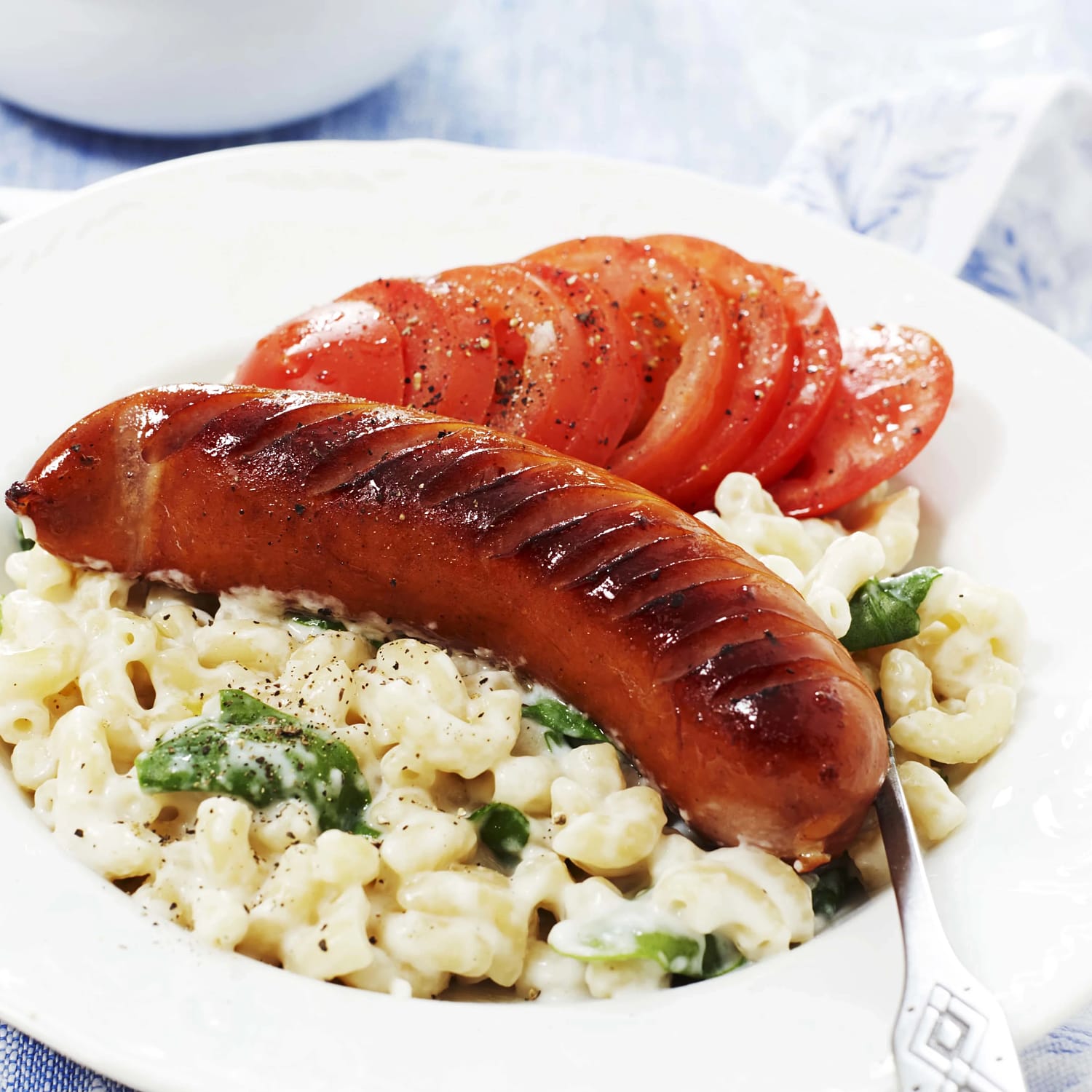 Bacon & äpplekorv med spenatstuvade makaroner | Recept ICA.se