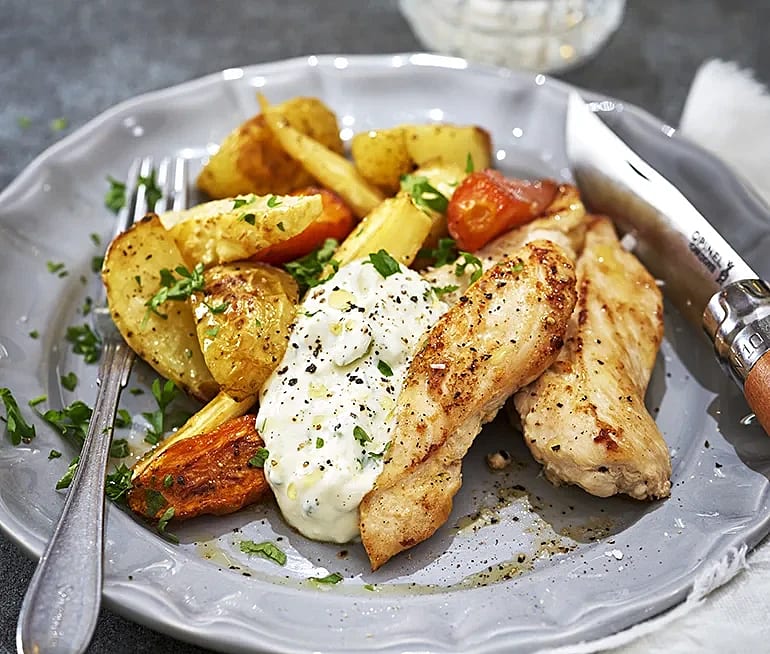 Kyckling med rostade rotfrukter och persiljedipp | Recept ICA.se