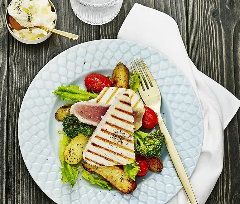 Grillad tonfisk med rostad tomat och ostkräm | Recept ICA.se