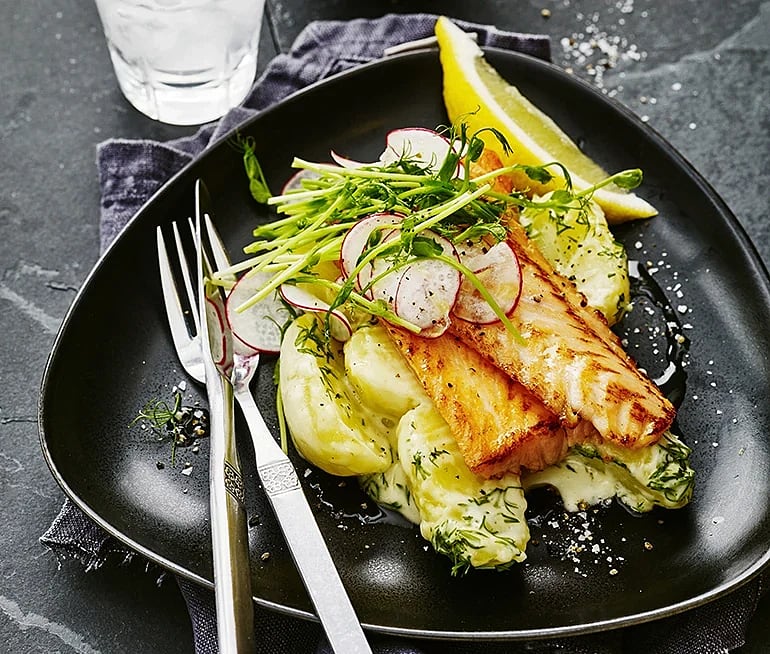 Sockersaltad lax med dillstuvad potatis och rädisor | Recept ICA.se