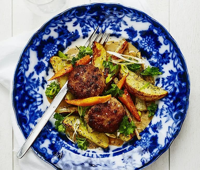 Wallenbergare med timjanrostade svartrötter | Recept ICA.se