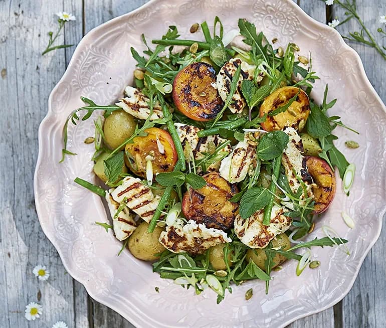 Halloumi- och persikosallad med yoghurt och mynta | Recept ICA.se