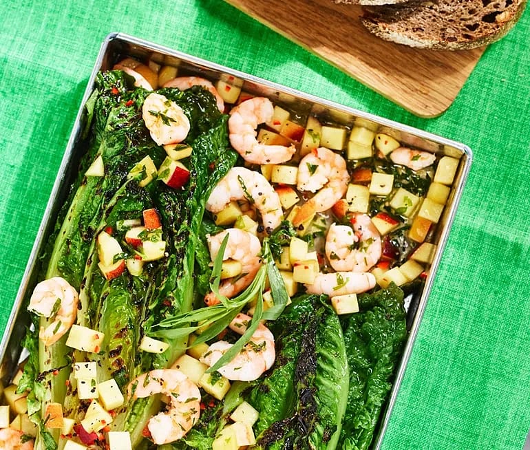 Grillad romansallad med nektarin och vannameiräkor | Recept ICA.se