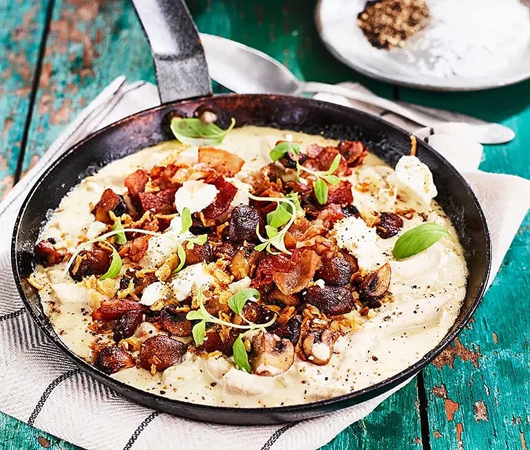 Kycklinggryta med svamp- och baconfräs och fetaost | Recept ICA.se