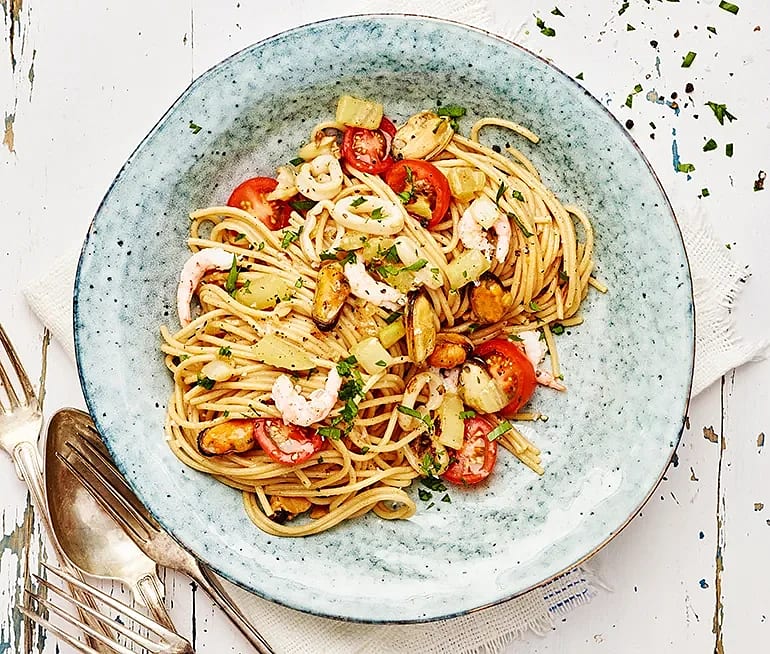 Pasta med skaldjur, vitt vin och persilja | Recept ICA.se