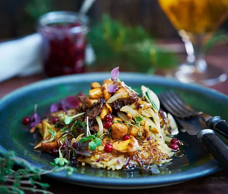 Renskav med kantareller, potatisrösti och rårörda lingon | Recept ICA.se
