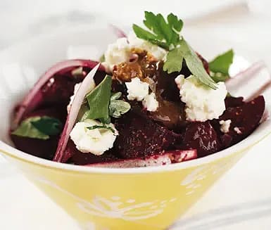 Rödbetssallad med fetaost & senapssås | Recept ICA.se