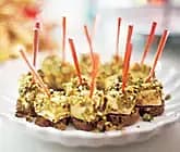 Panerad brieost med honung och pistagenötter | Recept ICA.se