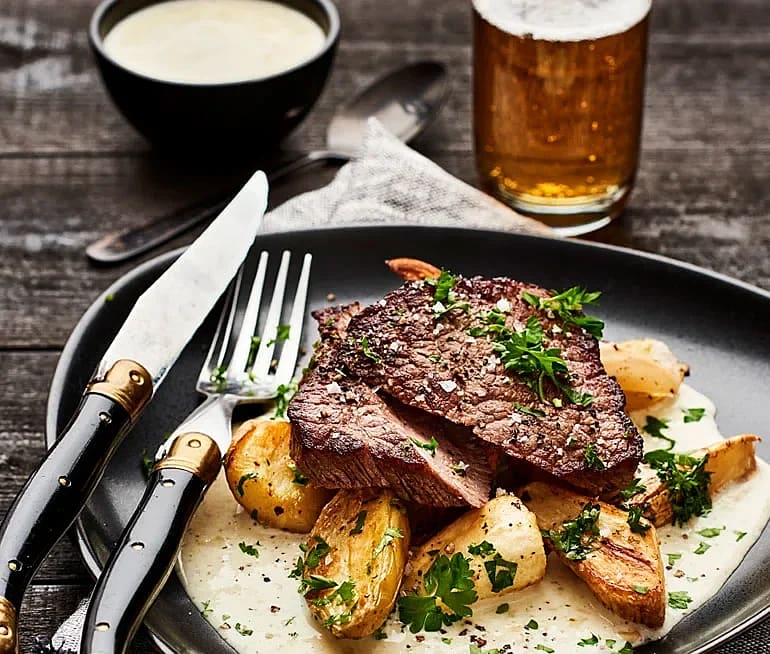 Rostbiff med rostade rotfrukter och äppelgräddsås | Recept ICA.se