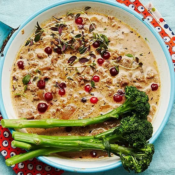 Viltskavsgryta med messmör och lingon | Recept ICA.se