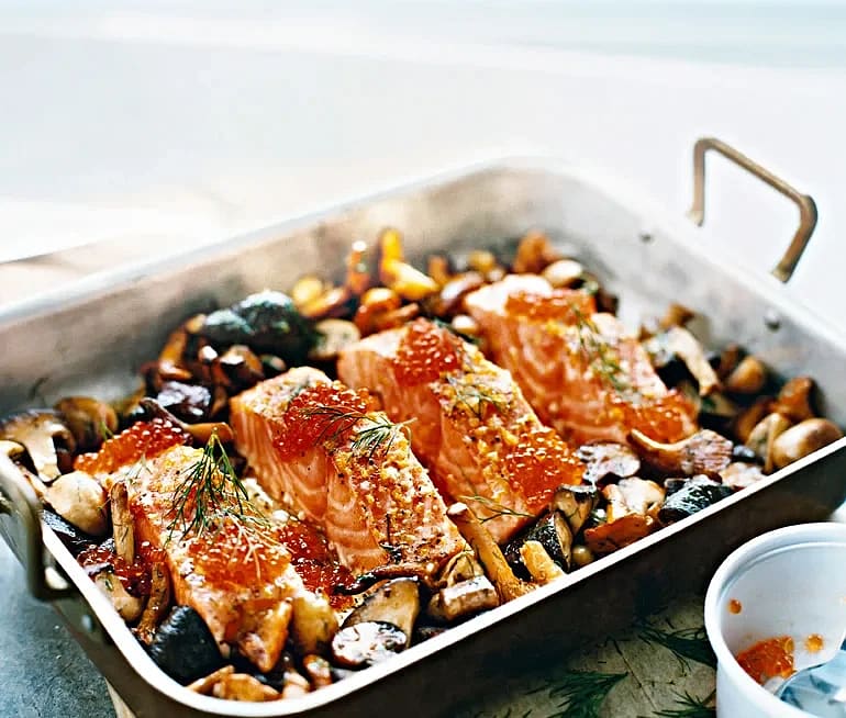 Ugnsbakad lax med svamp och dill | Recept ICA.se