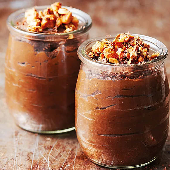 Chokladmousse på kakao med jordnötscrunch | Recept ICA.se