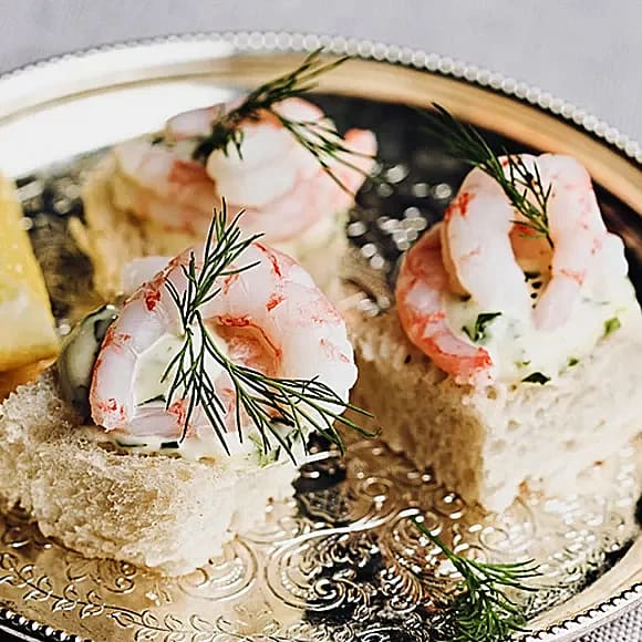 Kanapée med räkor och basilikamajo | Recept ICA.se