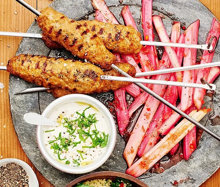 Kalkonfärsspett med myntayoghurt och sötsyrlig rabarber | Recept ICA.se