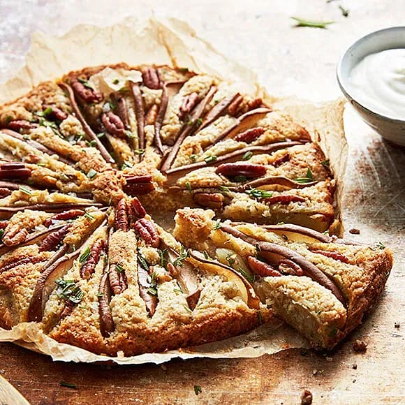 Kaka med pekannötter och päron | Recept ICA.se