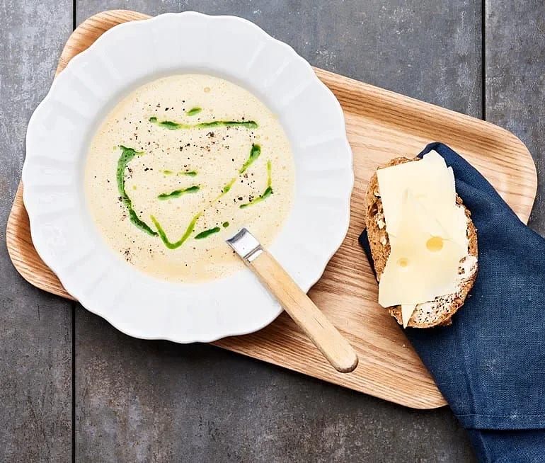 Soppa med rotselleri, svamp och gräslöksolja | Recept ICA.se