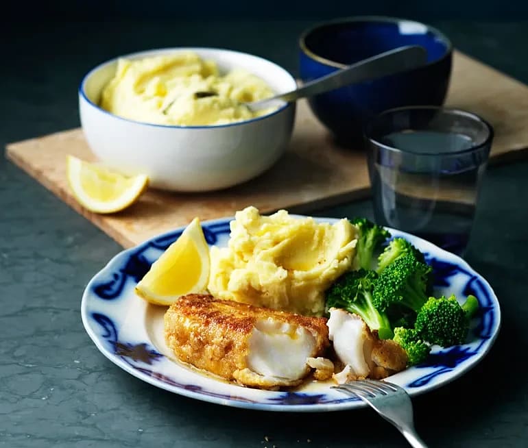 Panerad fisk med potatismos | Recept ICA.se