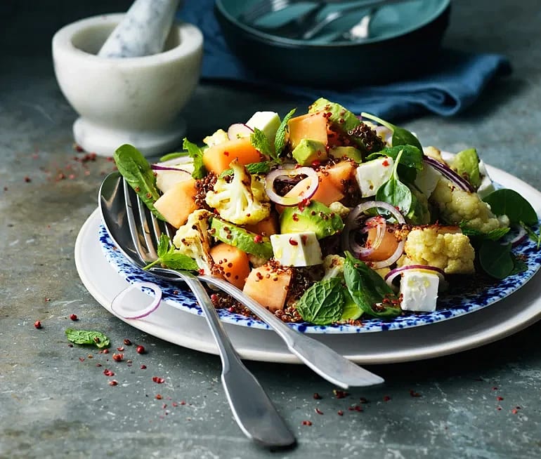 Melon- och fetaostsallad med mynta & rosépeppar | Recept ICA.se