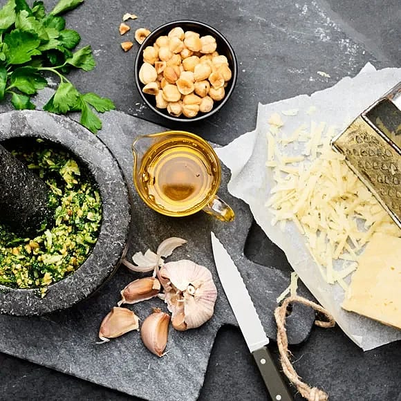 Svensk pesto med hasselnötter och Folke | Recept ICA.se