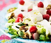 Sallad med brieost, nötter och hallon | Recept ICA.se