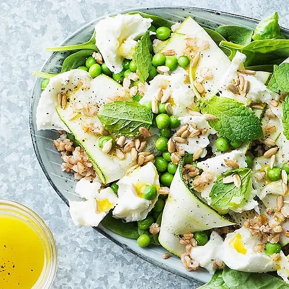 Zucchinisallad med mozzarella och mynta | Recept ICA.se
