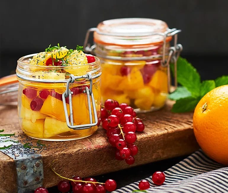 Fruktsallad i gult med mynta och vallmo | Recept ICA.se