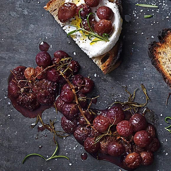 Ugnsrostade vindruvor med rosmarin | Recept ICA.se