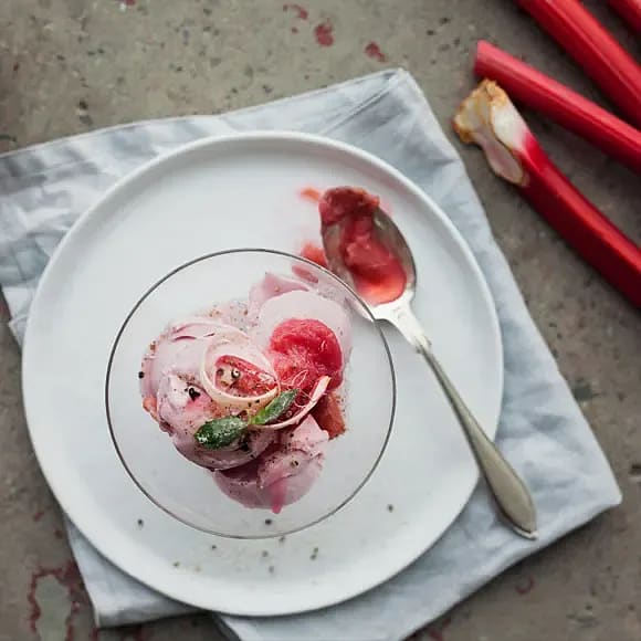 Jordgubbsglass med rabarber, lakrits och mynta | Recept ICA.se