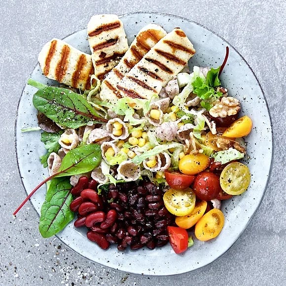 Pastasallad med bönor och grillost | Recept ICA.se