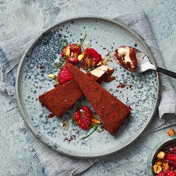 Fryst mousse med ljummen pistage och hallonsalsa | Recept ICA.se