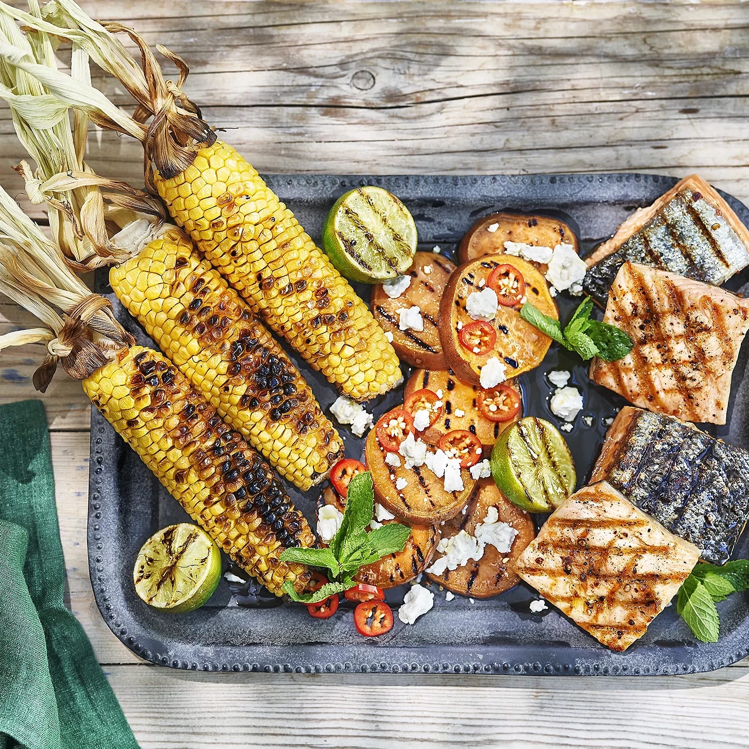 Grillad lax med sötpotatis, feta, chili och mynta | Recept ICA.se