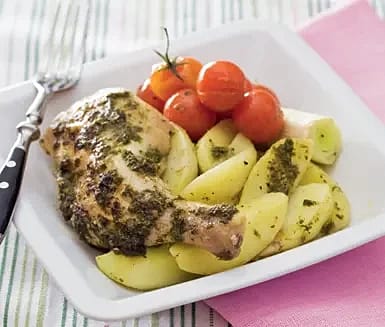Kyckling allt-i-ett med pestotäcke | Recept ICA.se