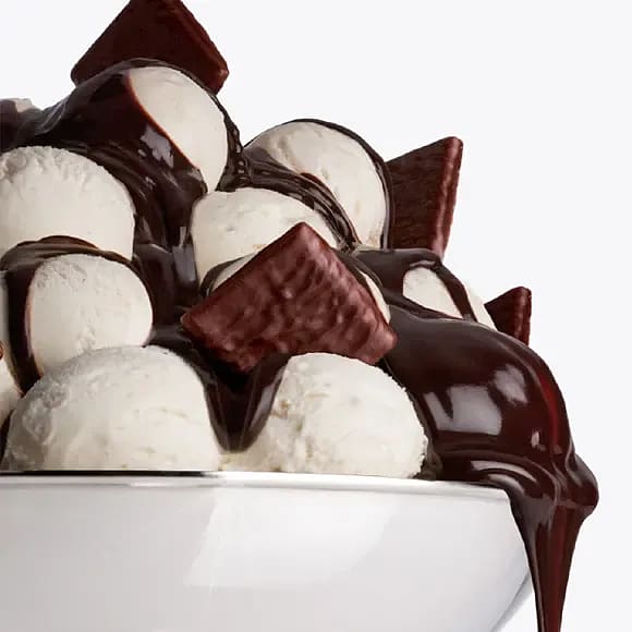 Glass med varm After Eight-sås | Recept ICA.se