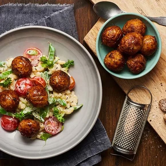 Grönsaksbullar med grönsaksstuvade makaroner | Recept ICA.se